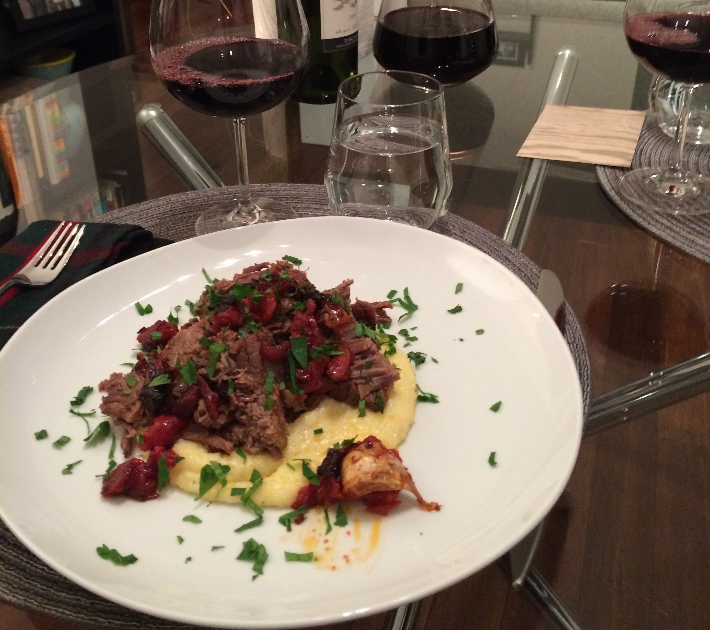 braised beef with tomatoes and garlic - The Orange Onion